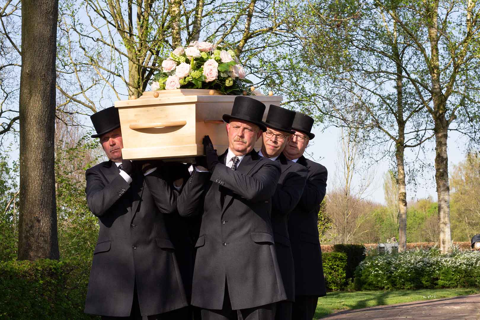 Klassieke draagwijze – Een traditioneel en waardig afscheid